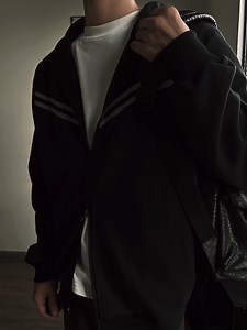 9.3K views · 27 reactions | Ready for a new week Áo khoác form rộng là item "must-have" cho mùa lạnh. Vừa giữ ấm, vừa năng động, không lo lỗi mốt. #thoitrang #hoodie #streetwear #aokhoac #style | ICE Fashion | Facebook