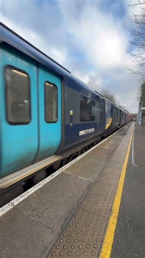 Class 707 arriving at Crayford #class707 #train #southeastern