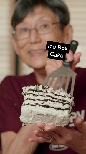 Delicious Ice Box Cake Recipe with Whipped Cream and Chocolate Wafers