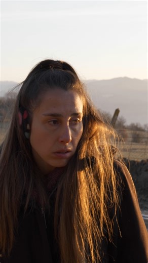 ✨ La ópera prima que está conquistando a la crítica. LO QUE QUEDA DE TI, dirigida por Gala Gracia, no deja indiferente a nadie. 🐑🎶 Tras su paso por festivales y su gran acogida, la película ya está inscrita a los Premios Goya 2026. 📖 Sinopsis Sara, de 25 años, está a punto de grabar un disco de jazz en Nueva York. Pero la muerte de su padre la obliga a regresar al Pirineo oscense, donde hereda —junto a su hermana— una granja y un rebaño de ovejas. Entre la culpa, el duelo y las raíces, tendrá