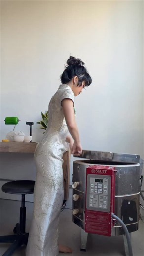 Garbo Zhu on Instagram: "Hot pottery mom kiln opening Dress @saulee"