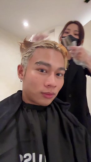 Two-Tone Hair Coloring Process in a Salon