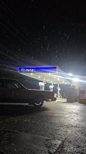 vibes❄️❄️#real #fyp #fypシ゚viral #fypシ #lincoln #towncar #chevron #gasstation #snowlanta
