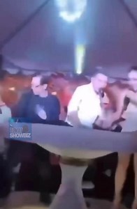 Video buổi tiệc hé lộ cảnh Đàm Vĩnh Hưng vừa hát, nhảy, vừa test trước độ cứng của đài phun nước rồi tự nhảy lên dẫn đến tainan và đòi bạn thân bồi thường 1300 tỷ đồng! Trong clip, ca sĩ Hồng Ngọc là người khuyên anh nhảy lên đài phun nước. | Bí Mật Showbiz