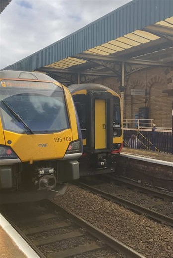 Northern Class 195 approaching Warrington Central for Manchester Oxford Road whilst EMR Class 158 departs WC for L’Pool Lime Street #fyp #viral #views #class158 #class195
