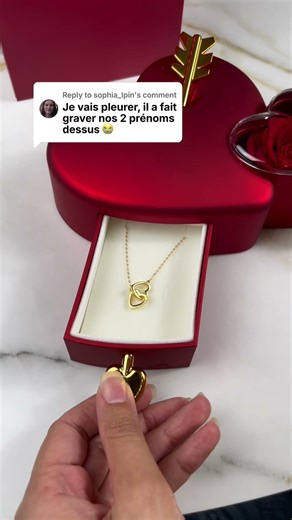 Imaginez sa réaction quand elle découvrira le collier personnalisé avec vos prénoms, caché derrière