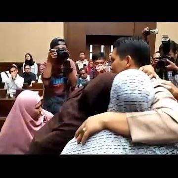 ‎Bupati Ahmadi Divonis 3 tahun Penjara, Istri dan Keluarga Menangis