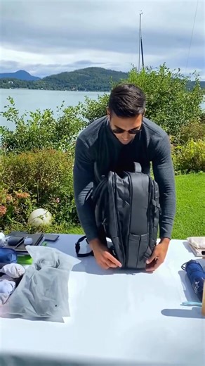 Du vet känslan , du ska bara bort en helg, men väskan känns som ett helt flyttlass. Du försöker trycka ner datorn mellan skorna och laddaren fastnar i dragkedjan. Möt kabinryggsäcken som förändrar sättet du reser på och som till och med uppfyller kabinmåtten. Smidig nog för att följa med ombord, rymlig nog för allt du behöver och smart organiserad så att varje sak har sin plats. Facket för datorn? Skyddat och lättåtkomligt. Pass, biljetter, kläder och laddare - allt på sin plats, alltid inom räc