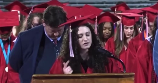 Student's Powerful Prayer During Graduation Touches Hearts Across the Nation | FaithPot