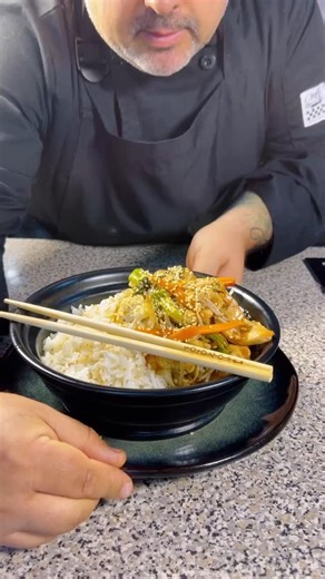 Te traigo una receta de Chop suey o chapsui de pollo . Súper fácil y rica . Sorprende a toda tu familia con esta maravillosa comida. #recetafacil #comida #comidachina | Eduino Winkler