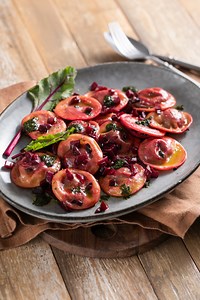 💜😍How to combine taste and color in an explosion of authentic flavors?? Try these ravioli with beetroot and gorgonzola cheese...Simply delicious!😋 FULL RECIPE HERE: https://www.giallozafferano.com/recipes/beetroot-ravioli.html | Giallozafferano Loves Italy