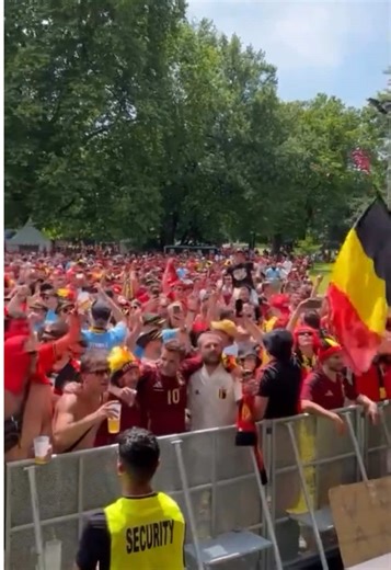La vie dans moins de 100 jours en Belgique ! 🔥 La fête devant les écrans géants, les klaxons jusque pas d’heure, les barbecues avant le match. Ça se passe tous les deux ans, mais c’est chaque fois tellement kiffant ! Qui a hâte ? 🤩🇧🇪 #diablesrouges #belgique #football #coupedumonde #reddevils