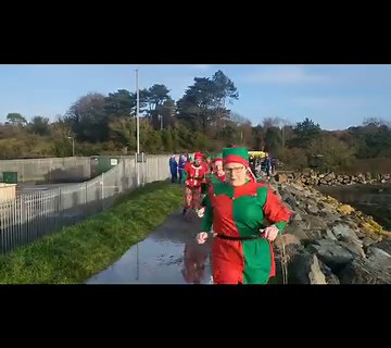 🌲🎅 Festive Four 2023 🎅🌲 Fantastic to see so many Striders taking part in our Festive Four today. Thank you to Graeme for organising and all of our volunteers for making it possible 👏💪 Well done to everyone who ran, some cheerful costumes 🦌🧝‍♀️🎅 Lucky for us it stayed dry and the sun even came out 🌞 It was a little chilly but we soon warmed up with a mince pie and mulled wine afterwards 🍷🥧💜💚 | Scrabo Striders Running Club