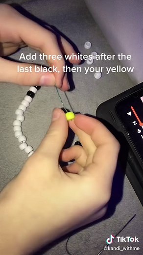 Hello kitty braclet tutorial 🤚🏼😽 #kandikid #hellokittylover #hellokitty #braclet #toomuchhashtags