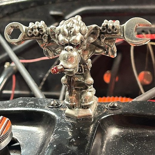 💀He has a grumpy look on his face, dragging a wrench ready to fix your junk. | Probabledy=H