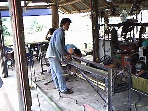 Bamboo splitting machine