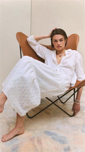 New Campaign Pablo SS25 🌞 Une collection pensée pour les jours sans montre, les fenêtres ouvertes, les siestes à l’ombre. Ici, l’élégance ralentit, le style s’allège. Tenues aériennes, lumière blanche, liberté d’allure. Entre Paris et Ibiza, un été qui dure. Bienvenue dans la maison Sol, notre rêve d’été 🤍 #Pablo #SS25 | Pablo