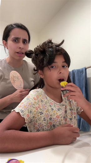 Sandra (@sandyyprz)’s video of straightening hair