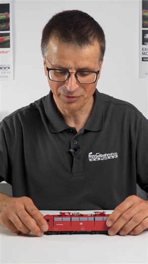 Neuheit aus Göppingen! Die Baureihe 181 der SEL im Maßstab 1:87 mit Digital-Decoder mfx , digital schaltbarem Dreilicht-Spitzensignal, digital heb- und senkbaren Stromabnehmern und vielen separat angesetzten Teilen. Auf unserem YouTube Kanal stellen wir die orientrote Bundesbahn-Ikone ausführlich vor! Märklin 39587 | Trix 25186 #modellbahnshoplippe #modellbahner #modellbahnhobby #modellbahn #1zu87 #spurh0 #elok #bundesbahn #märklin #br181 | modellbahnshop-lippe.com