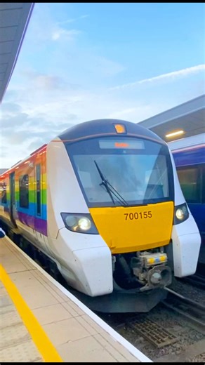 South Eastern Class 377/5s & Rainbow Thameslink Class 700 arrive into London Bridge