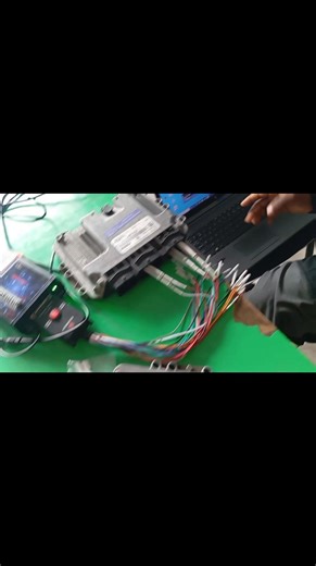 Notre apprenant anglophone vous explique comment faire la programmation des calculateurs moteurs, si tu souhaites connaître davantage inscris-toi maintenant en ligne ou presentielle Au CFP mecatronique Duvalier automobile . Les inscriptions sont ouvertes tous les jours ouvrables. WhatsApp au 00237 673083933 | Tresor Duvalier Nzeudjeu