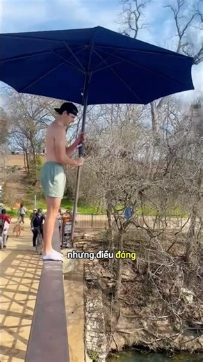 Anh chàng thử nghiệm cầm ô nhảy xuống nước #shorts
