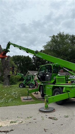 Reon Rounds on Instagram: "Comment below if you think @nikki_rounds did a good job? @palfinger_usa_treemek @woodcracker_westtech @avanttecnousa @banditchippers @merlogroupamerica @stihl @westcoastsaw #reels #instagram #madison #wisconsin #treeworker #crane #summer"
