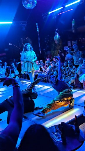 Giros y desciende en pose Oldway en la Golden Kiki Ball Batallas con Papi Chulo y Gato Muerto | Julio Ayala