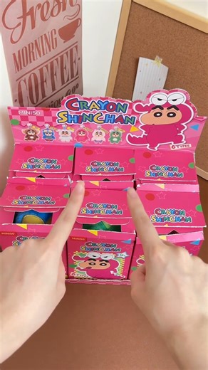 MINISO ITALY on Instagram: "📦 Unboxing time! Ecco che Shinnosuke Nohara fa il suo ingresso scintillante! Ogni blind box è un colpo al cuore 💥 Quale trasformazione vorresti trovare? Lascia il tuo desiderio nei commenti… magari oggi la fortuna sceglie proprio te! 🍀 Ti aspettiamo nei negozi MINISO Italia per provare la tua sorte, e non dimenticare di seguirci @MinisoItaly per raccontarci quale personaggio hai trovato! ✨ #minisoitaly #CrayonShinchan #Kasukabe #VitaDiShinchan #RicordiDInfanzia #Sh
