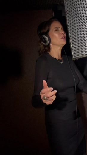 Musical Theatre Wake-Up Call with Teri Hatcher on Mask Singer | Ladybug in France