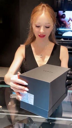 Unboxing the future! 📦✨ Just unveiled my new VERTU METAVERTU 2
