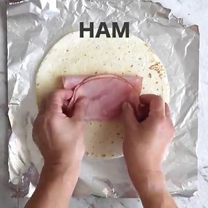 3 minutes prep! NO DIRTY DISHES! https://www.recipetineats.com/no-washing-up-ham-egg-cheese-pockets/ | RecipeTin