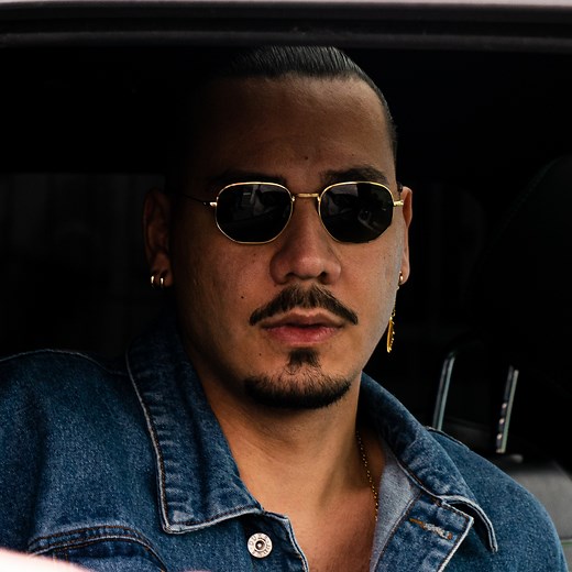 Apache 207 🧃 Neunzig Der Gute-Laune-Song "Neunzig" von Apache 207 interpretiert die Beats aus dem 90s-Eurodance neu und bringt sie ins Jahr 2023. Mit Selbstironie und Esprit erzählt der Musiker von einer durchzechten Nacht auf der Tanzfläche. 🪩 #apache_207 #neunzig #outnow #nmf #newmusicfriday #happyreleaseday🎉 #fourmusic #sonymusicgermany� #feder.musik | Sony Music Germany