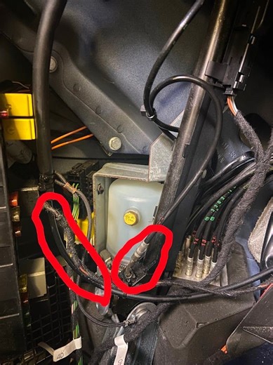 CLK 320 Convertible Top Troubleshooting - Fluid Leak and No operation - MBWorld.org Forums