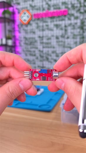 To niby mikrofon, a ja pokazuję, czemu tak naprawdę jest to sprytny czujnik dźwięku. Ustawiam próg hałasu potencjometrem i zdradzam, co dalej robi wbudowany wzmacniacz. Rozjaśniam, czym różni się wyjście DO od AO i kiedy lepiej użyć którego. Podpowiadam, co można dalej zrobić z sygnałem — od prostych pomiarów po szybkie DSP. Daję przykład projektu typu „klaskacz” i mówię, gdzie ten moduł dorwiesz od ręki — na msalamon.pl. Idealny start do sprytnej automatyzacji bez zbędnego kombinowania. 👉Link 