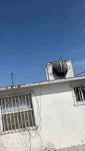 #LoÚltimo | ¡Puro tronido! 😰 Así se escucharon las detonaciones esta mañana en el fraccionamiento Río Medio 2, en #Veracruz. https://imagendeveracruz.mx/veracruz/reportan-cierre-vial-por-balacera-en-colonia-de-veracruz/50159769 Mantente informado con tu Órale! Jarocho ;) | Órale Veracruz