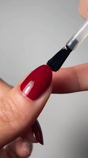 DARKEST RED ❤️ Dark Pansy, c’est le rouge foncé ultime pour sublimer tous nos outfits et looks. Chic, intemporel, au caractère iconique. Dark Pansy is definitely the ultimate bold red we’re looking for to enhance our outfits and looks. Chic, timeless, with the iconic attitude we love. | Manucurist