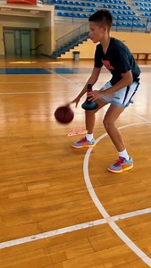 🔥 RIPCONE FINISHING SERIES 🔥 Focus. Reaction. Finishing under pressure. This drill challenges control, coordination, and concentration — the player dribbles through cones, tosses the RipCone to eye level, and reacts instantly with a precise finish at the rim. 🎯 🏀 DRILL BREAKDOWN: 1️⃣ POUND / CROSS 2️⃣ CONTINUOUS CROSSOVERS 3️⃣ POUND / BETWEEN 4️⃣ CONTINUOUS BETWEENS 5️⃣ POUND / BEHIND 6️⃣ POUND / SNATCH Every toss tests your focus. Every dribble builds your control. Every finish sharpens you