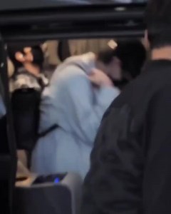 Seokjin was seen wearing no more cast or he was only wearing a finger splint. He kept his hand in his pocket to avoid being hit by the news reporters. HOPE HE RECOVERS SOON! 🙏❤ vid.© JMLOVEMOOD | Akjinbts --Hwan Kim🐹 | Hrisyanatics