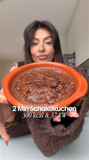 Dominique Westphal on Instagram: "⬇️ Rezept ⬇️ 2-Minuten-Schokokuchen 300 kcal | 37 g Eiweiß ✅ schnell & einfach ✅ kalorienarm ✅ proteinreich Zutaten: • 30 g Iced Coffee Dark Chocolate Lover Pulver • 100 g körniger Frischkäse • 1 Ei Topping: • 10 g MORE Schokodrops Light Zartbitter ⸻ Zubereitung: Alle Zutaten in einem Mixer cremig mixen. Die Masse in eine kleine Auflaufform füllen, mit den Schokodrops toppen und im vorgeheizten Backofen bei 180 °C Ober-/Unterhitze ca. 20 Minuten backen. ⸻ Viel S