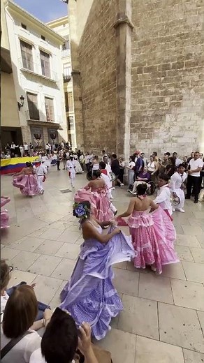 Beautiful Colombian Dancers Take Over Valencia Streets!