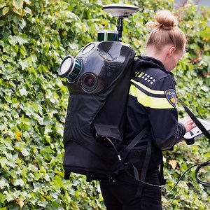 Dit is onze nieuwe 3D-scanner. Bij ernstige misdrijven of zware verkeersongevallen is het belangrijk om de plaats delict en de bijbehorende sporen goed én snel in beeld te brengen. Dankzij dit apparaat met o.a vijf camera's kan dat nu een stuk efficiënter. Met de 3D-scanner kunnen we grootschalig en nauwkeurig heel veel informatie verzamelen met betrekkelijk weinig tijd en inspanning. Zo kan een weg, na bijvoorbeeld een zwaar verkeersongeval, sneller worden vrijgegeven. | Politie Nederland