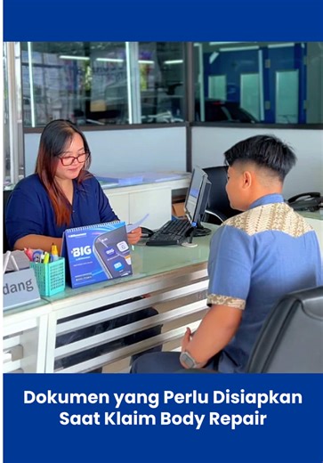 Mau klaim asuransi untuk body repair mobil? Biar prosesnya cepat dan nggak bolak-balik, pastikan kamu sudah menyiapkan beberapa dokumen ini dulu ya: ✔️ Polis / nomor polis aktif ✔️ KTP pemegang polis & SIM pengemudi saat kejadian ✔️ STNK kendaraan ✔️ Kronologi kejadian secara singkat ✔️ Laporan kepolisian (jika melibatkan pihak lain / kecelakaan berat) Setelah semua siap, laporkan kejadian maksimal 3×24 jam, lalu tunggu proses survey & approval dari pihak asuransi. Kalau sudah disetujui, mobil b