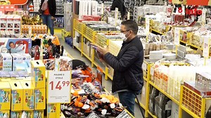 1.6M views · 2.2K shares | Ils sont de plus en plus nombreux en périphérie des grandes villes… Les magasins de soft discount ou de destockage ouvrent à tour de bras pour des clients toujours plus nombreux et accros aux bons plans… Ces entrepôts sont le règne des prix cassés. Reportage Martin Gabriels et Laëtitia Simões | M6 Info | Facebook