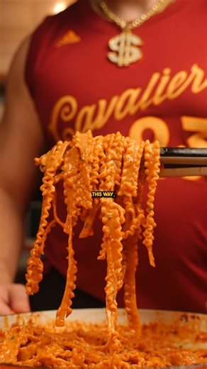 Christopher Smith on Instagram: "Gochujang Chicken Alfredo Pasta Recipe ⬇️ Ingredients 🔶 16 oz mafaldine pasta 🔶 12 cloves garlic, minced 🔶 2 medium shallots, diced 🔶 6 tbsp unsalted butter 🔶 5 tbsp gochujang 🔶 2½ cups heavy cream 🔶 2 tbsp oyster sauce 🔶 1 cup freshly grated Parmesan cheese (plus extra for topping) 🔶 1 cup reserved pasta water 🔶 Chopped chives, for garnish Instructions 1. Cook the mafaldine in salted