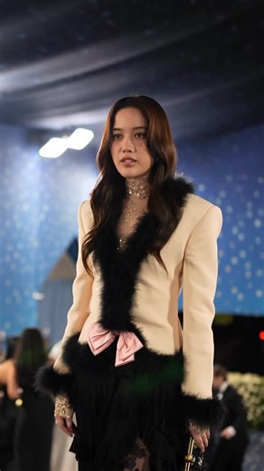 A gift to you from @srchafreen: a wave from the top of the #MetGala staircase 🥹👋 🎥: @gettyentertainment | MTV