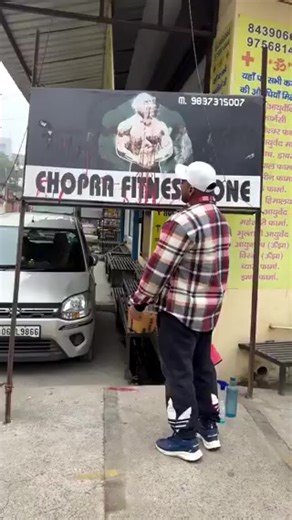 In Uttarakhand, after renowned bodybuilder Mohit Chopra publicly supported Deepak Kumar, members of the Bajrang Dal allegedly vandalised the signboard of Mohit Chopra’s gym by splashing paint and ink on it. Despite the intimidation, Mohit Chopra was seen personally cleaning the board with his own hands. Speaking firmly, he said: “I stand with Deepak Kumar. I am not afraid of these people.” His act sends a clear message solidarity cannot be silenced by threats or vandalism. #indianewshd #news #in