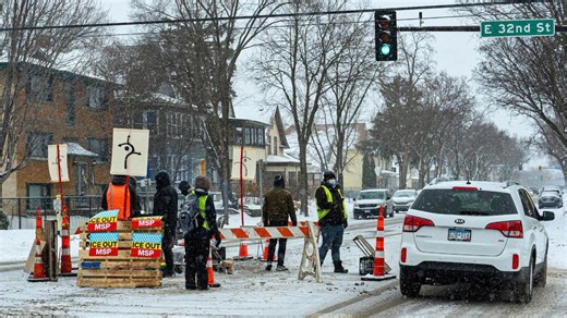 Anti-ICE Minneapolis agitators set up checkpoint to track federal agents
