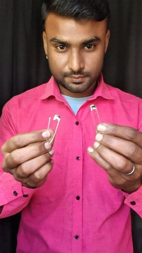 Ek simple safety pin ko maine magic se alag kar diya! 😱🧷✨ Dekho kaise ek normal pin ko maine bina force ke magic move se split kar diya. Aisi clean trick jise dekhkar log repeat karke dekhte hain 🔥#SafetyPinMagic #MagicTrick #1MillionViews #ViralVideo #ShortMagic | Vivek Kumar Soni