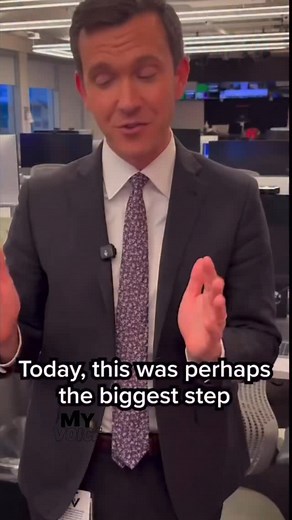 🟦 Democrats Offer Compromise to End Government Shutdown In a significant move aimed at reopening the government and paving the way for healthcare negotiations, Democratic leaders have officially proposed a one-year extension of tax credits. This compromise is designed to provide immediate relief while allowing both parties time to work toward a long-term solution on healthcare insurance. 🟥 Republicans Reject the Proposal Shortly after the proposal was made public, Republican leaders responded 